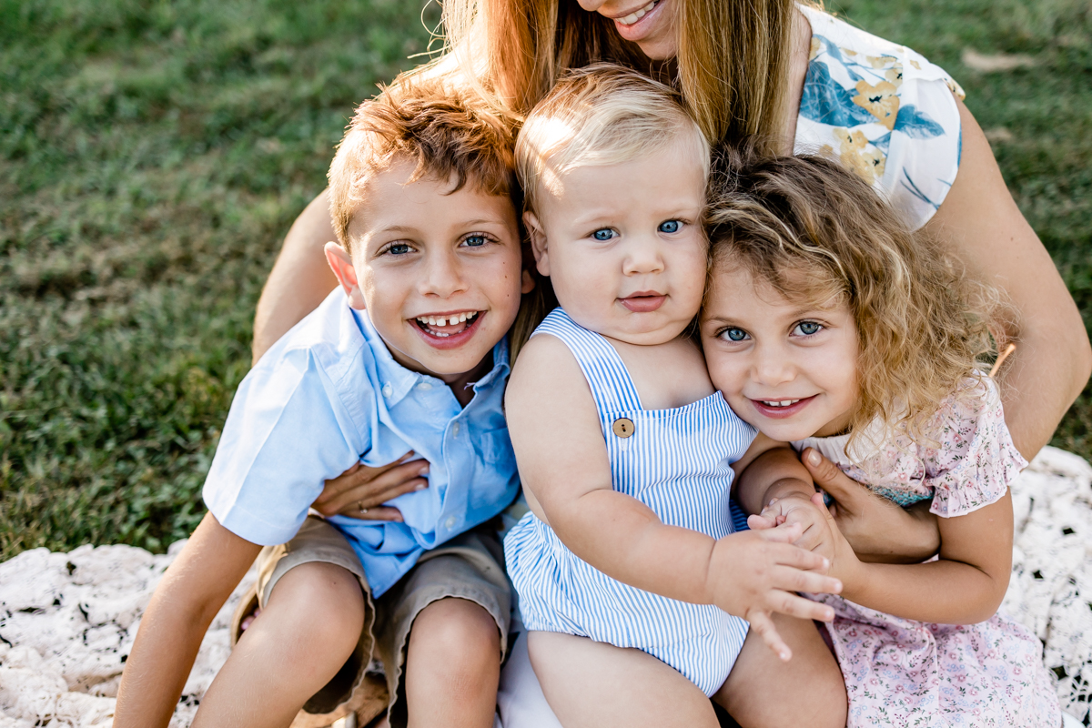 Mini or Full Session? Choosing the Right Family Photoshoot
